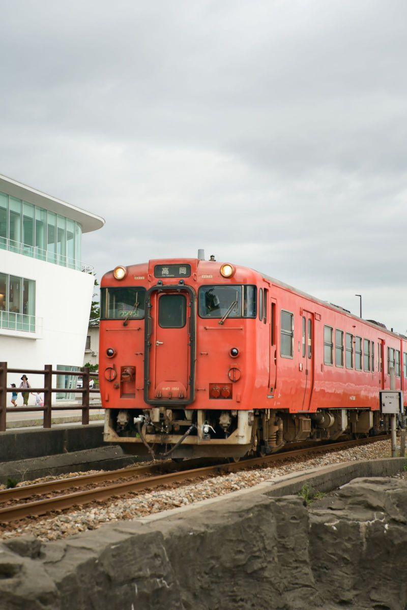 曇り空と氷見線 | GANREF