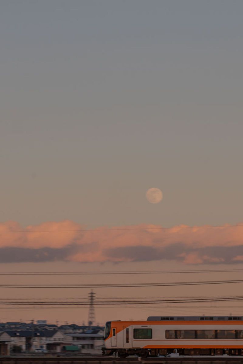 The sun goes down and The moon rises. | GANREF