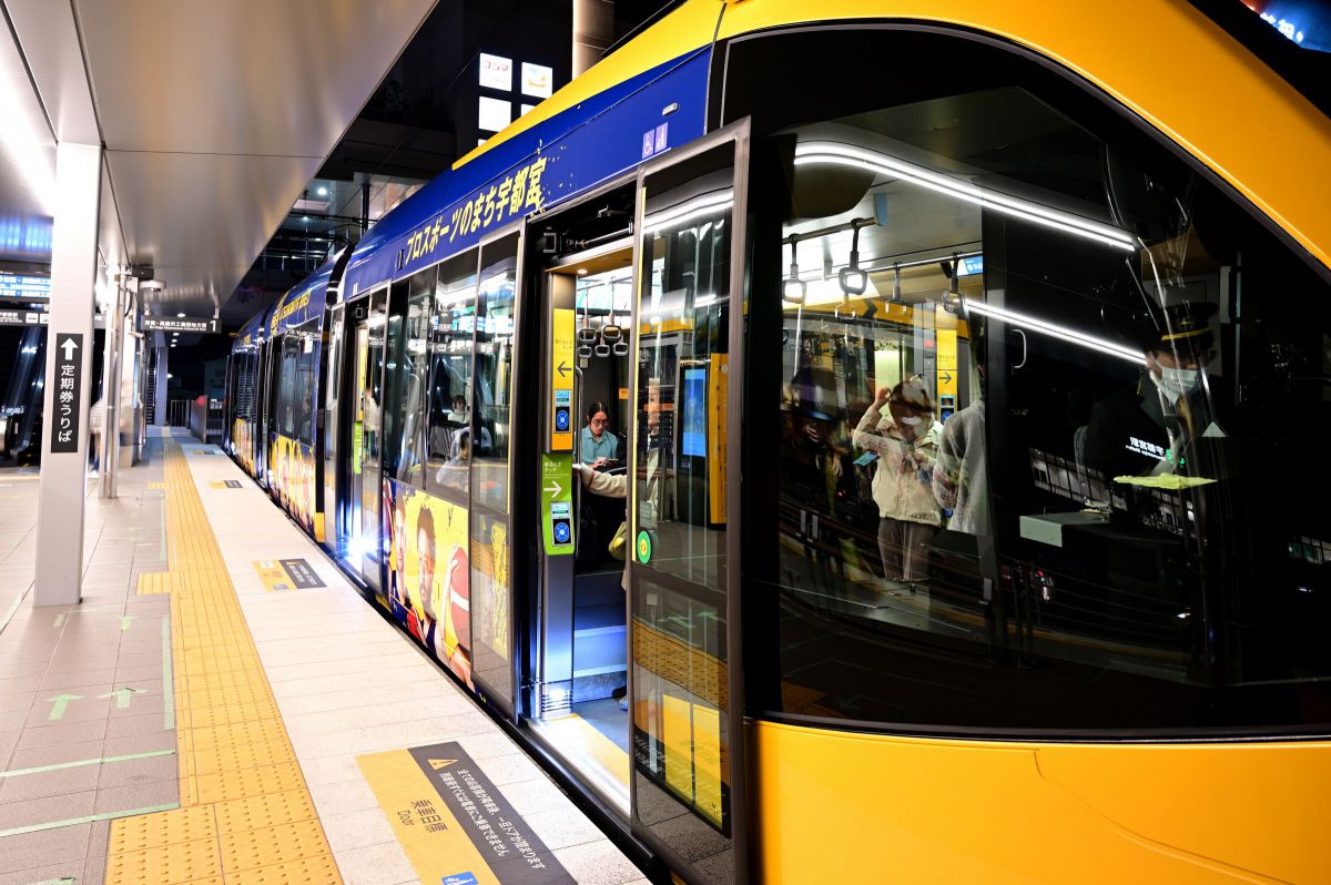 宇都宮ライトレール LRT 宇都宮駅東口③ 宇都宮ブレックス ラッピング | GANREF