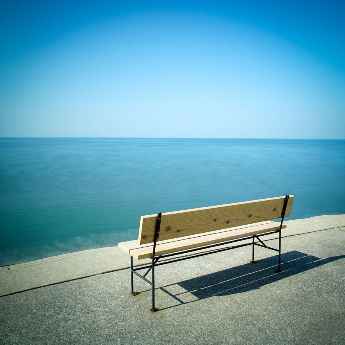 a bench | GANREF