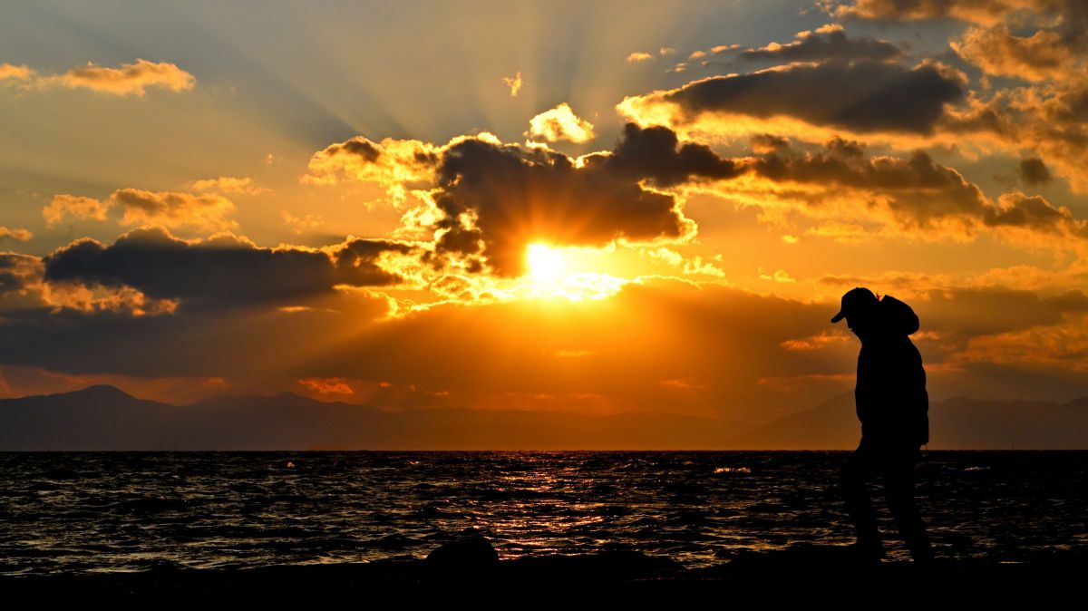 「Silhouette in the setting sun」 | GANREF