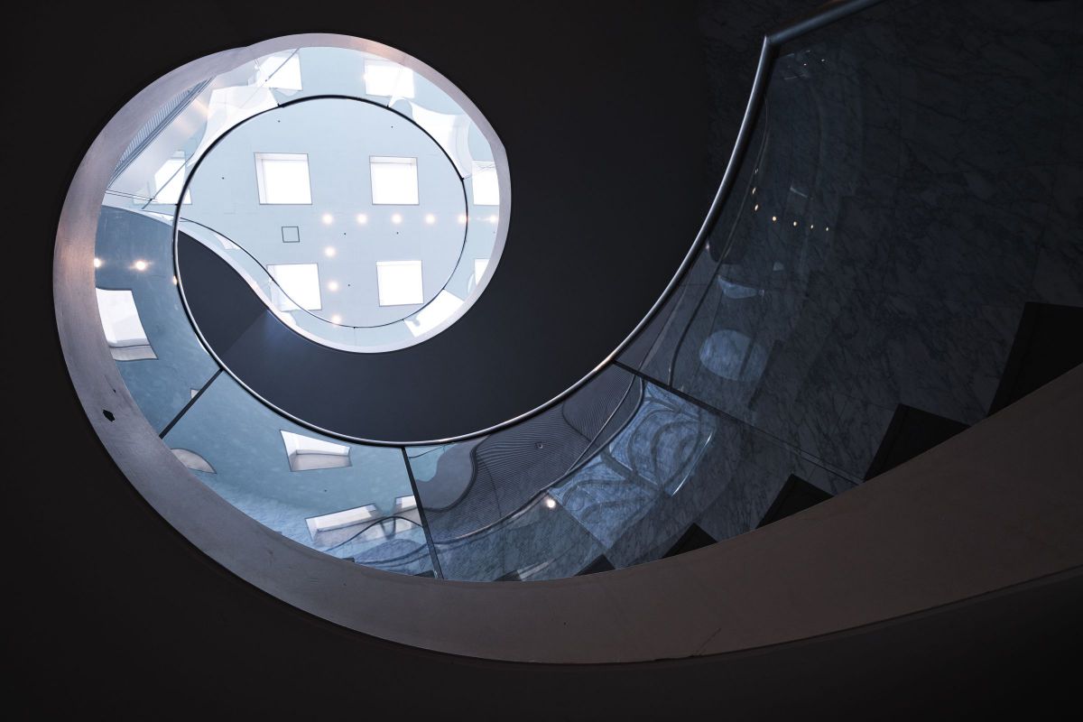 渦巻く階段 | GANREF