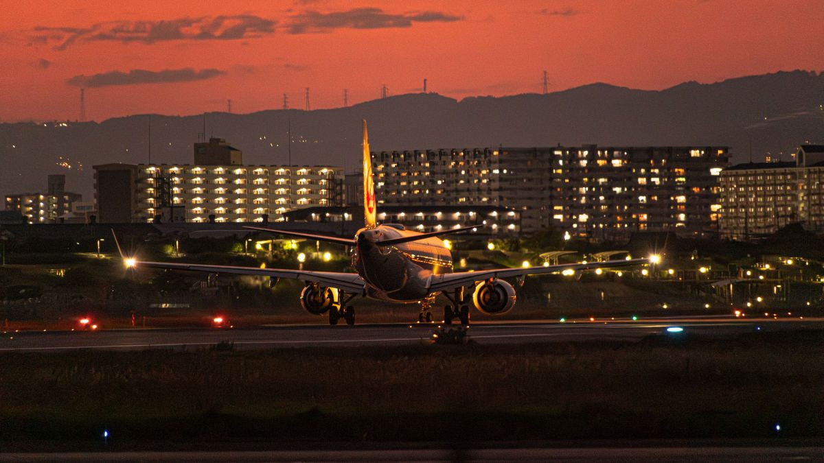 夕闇の中を離陸に向かう | GANREF