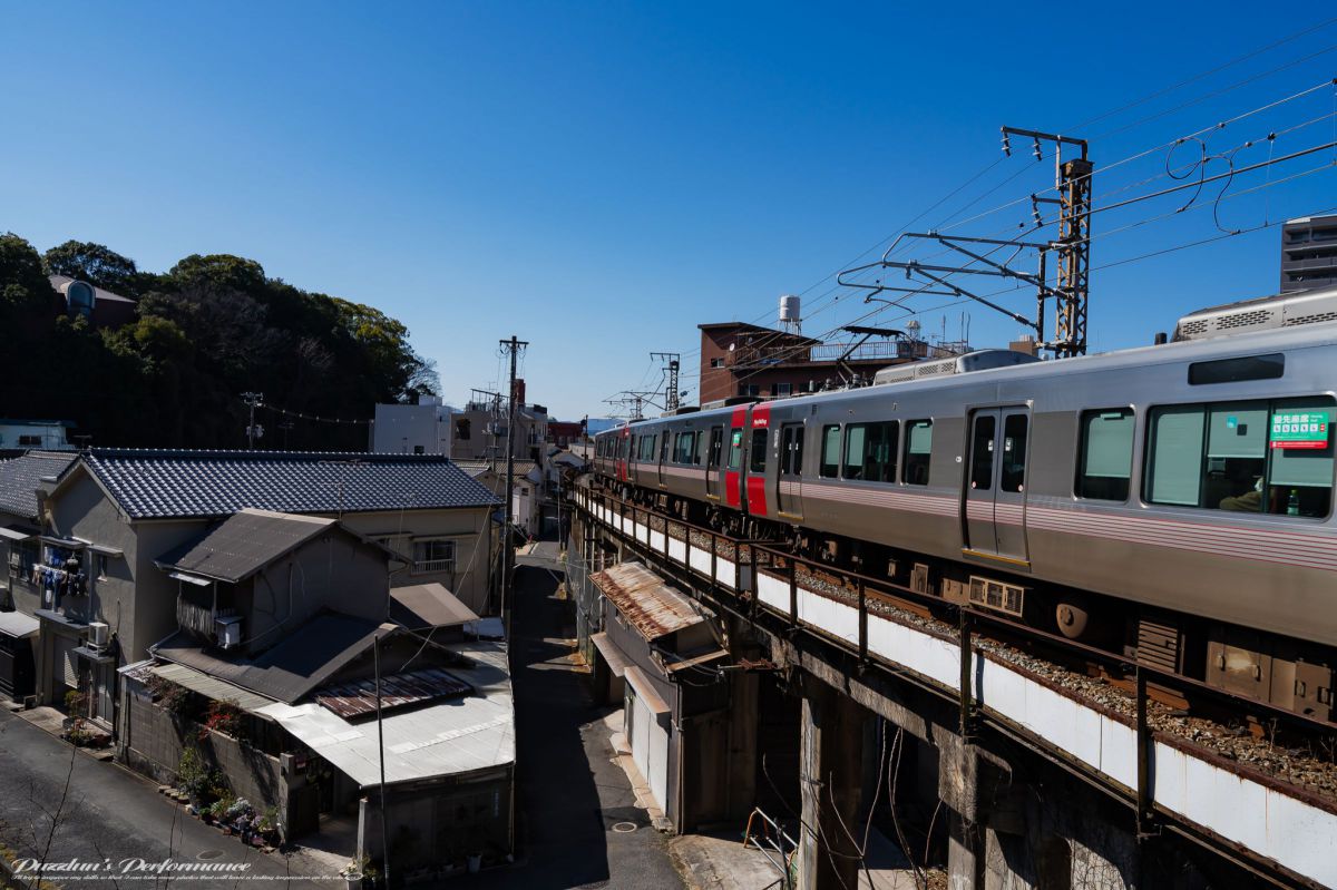 昭和の高架線をレッドウイングが行く | GANREF