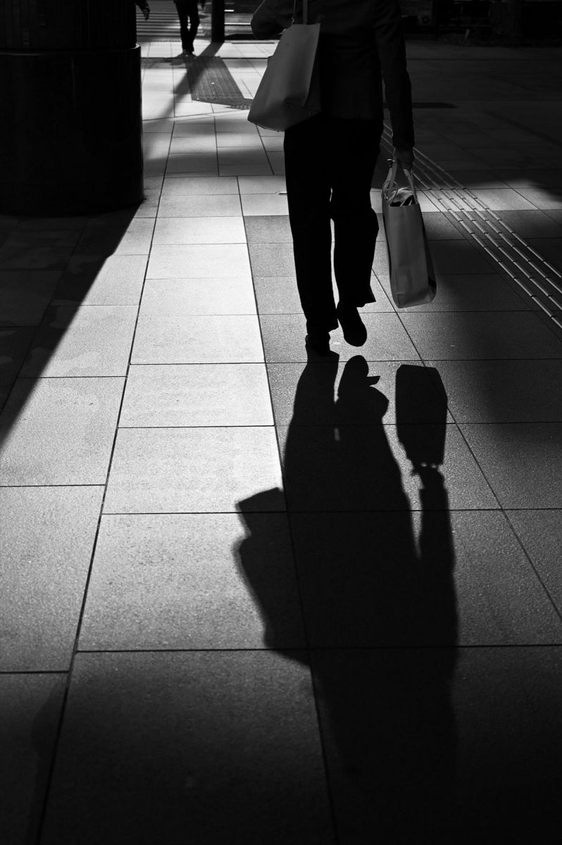 woman's shadow | GANREF