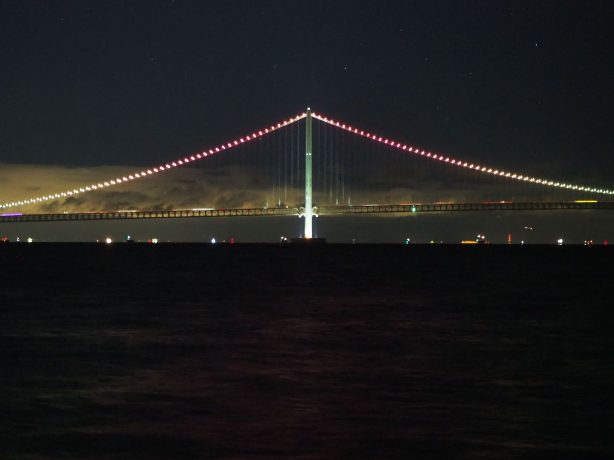 A triangle in which light emerges | GANREF