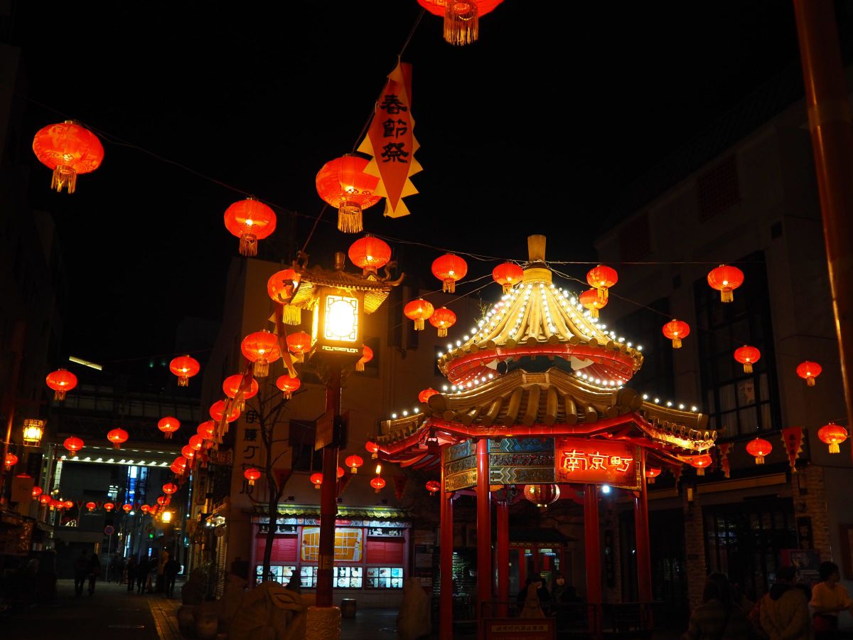 A world view with floating lanterns | GANREF