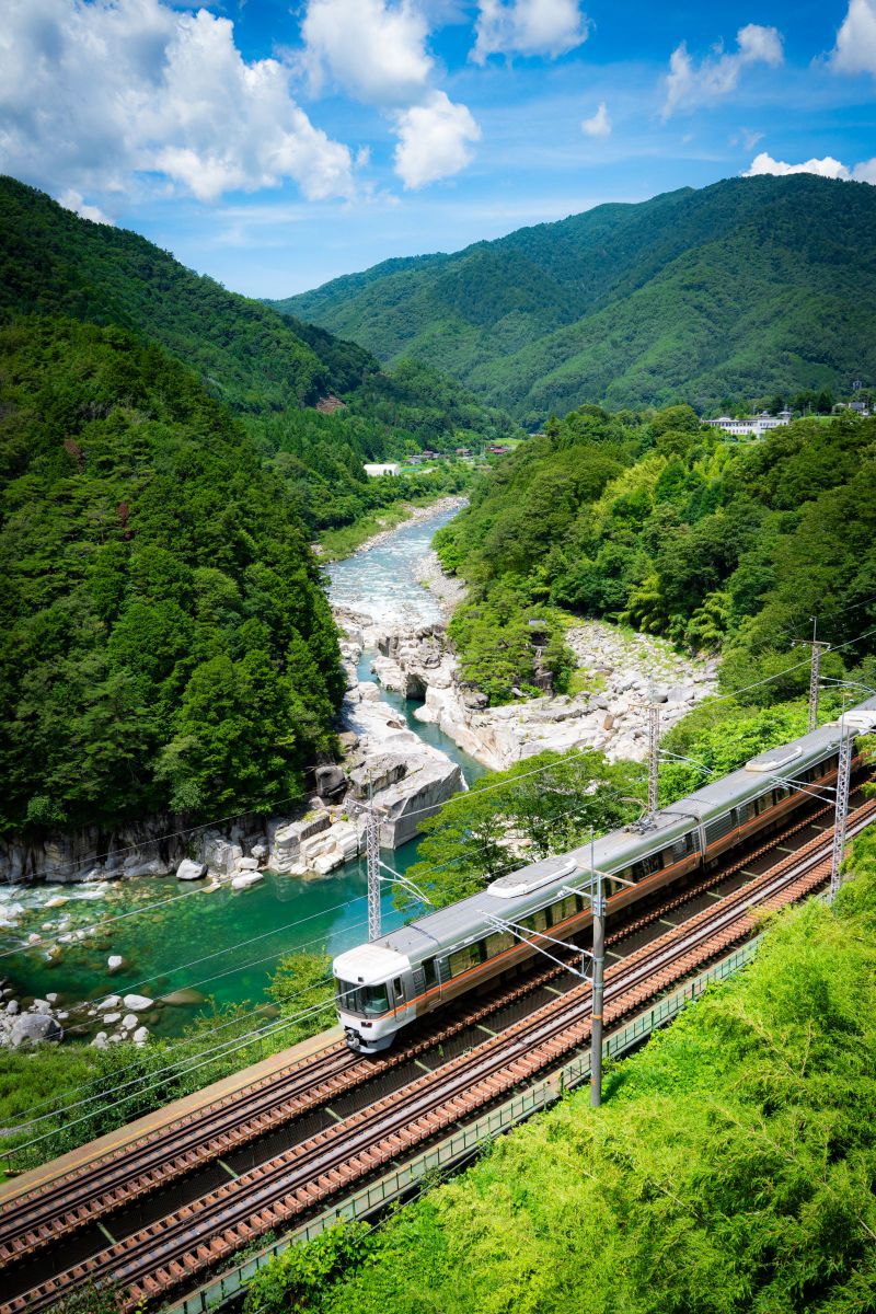 渓谷を駆ける列車 | GANREF