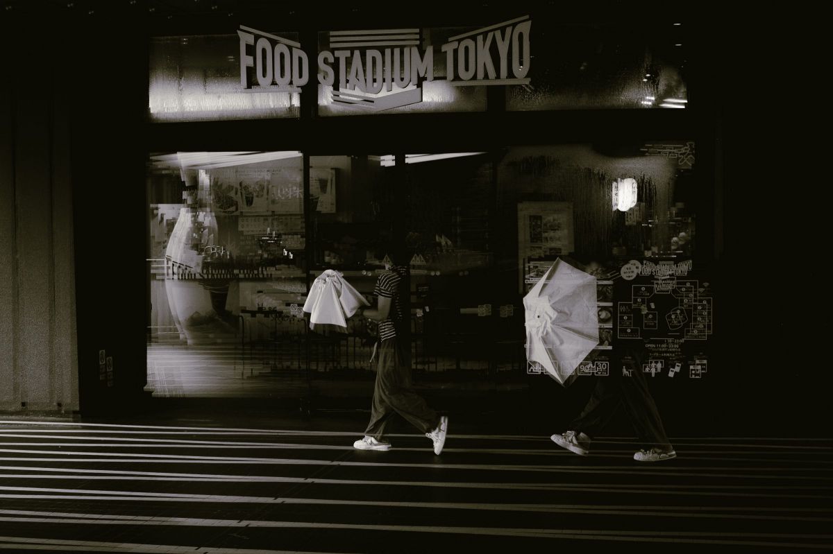 Close the umbrella. | GANREF