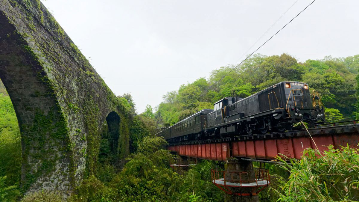 50形客車を引く牽引車 DE10 | GANREF