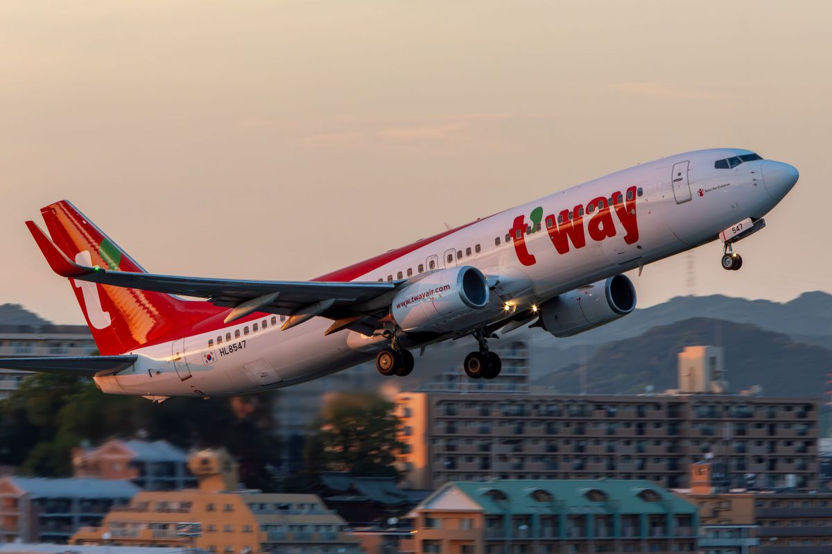 夕陽を浴びるT’way Air | GANREF