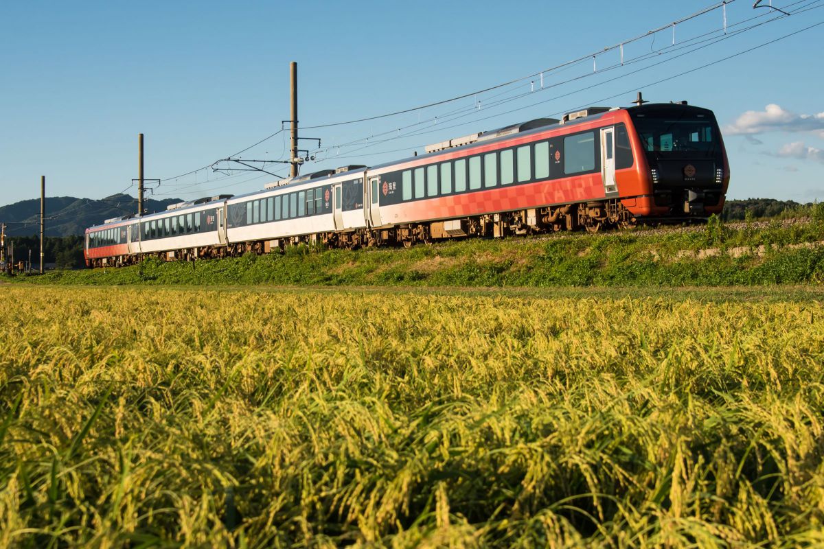 23.08.11-5 JR羽越本線 HB-E300系 海里 | GANREF