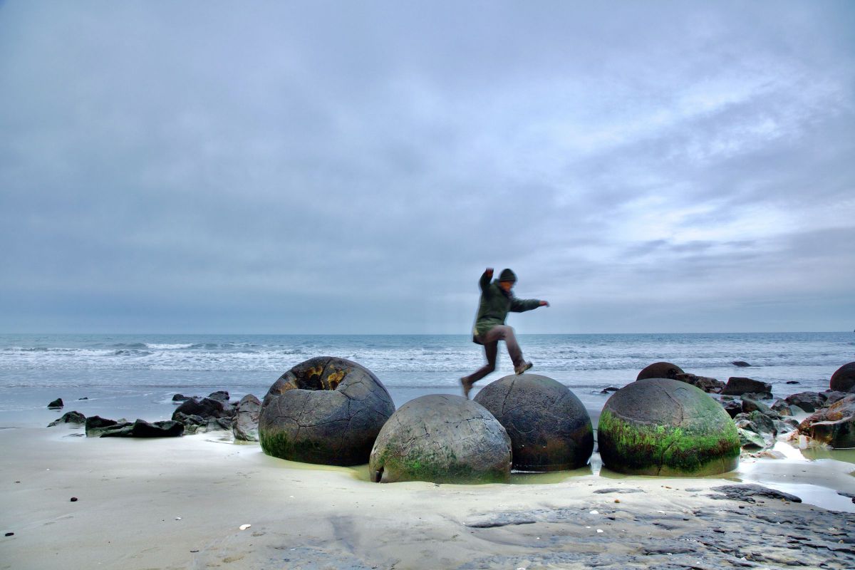 I can fly over the stones. | GANREF