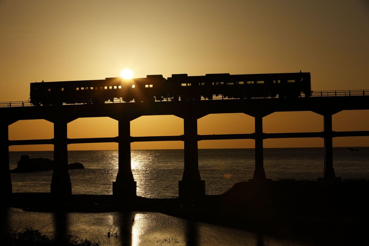 sunset train | GANREF