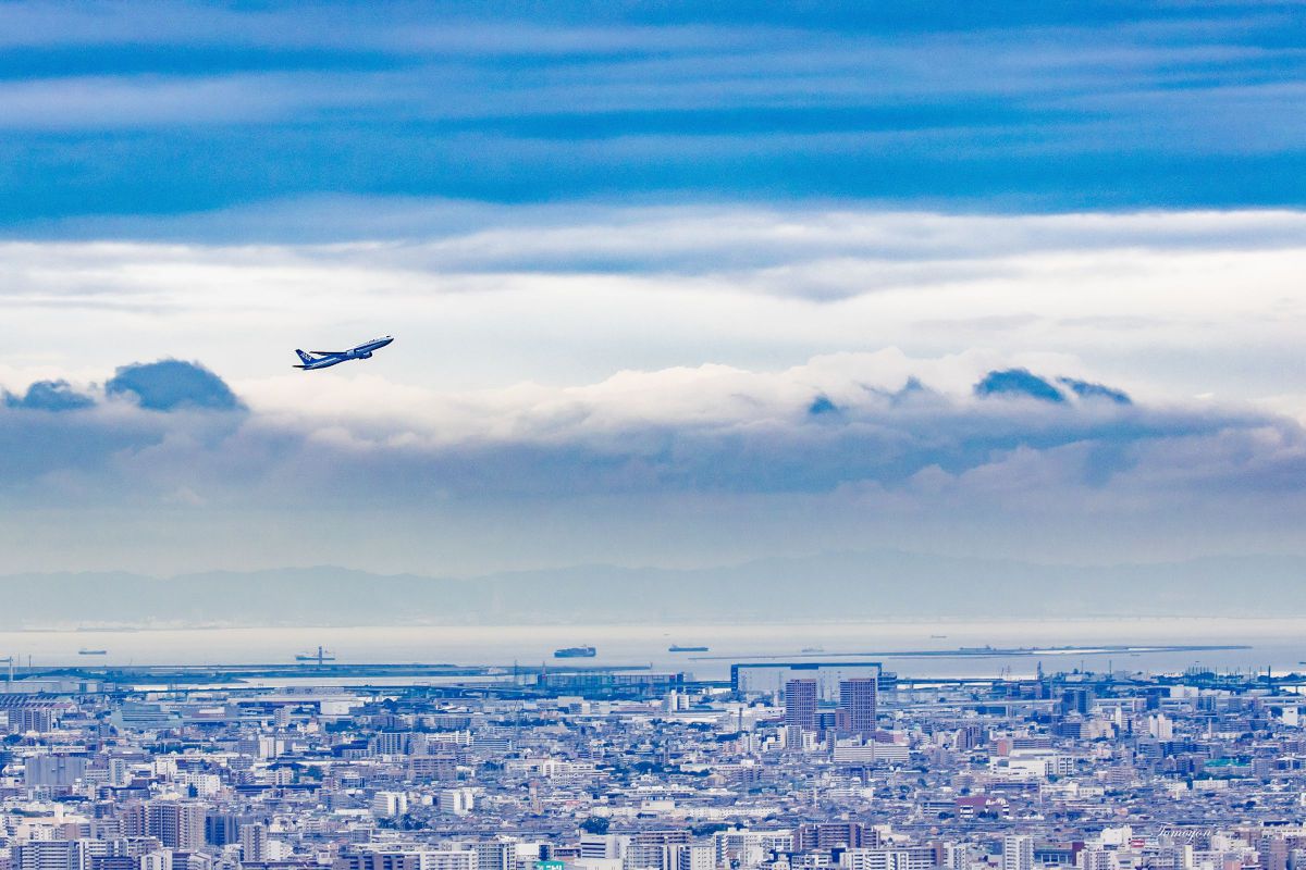 Flying over the city ① | GANREF