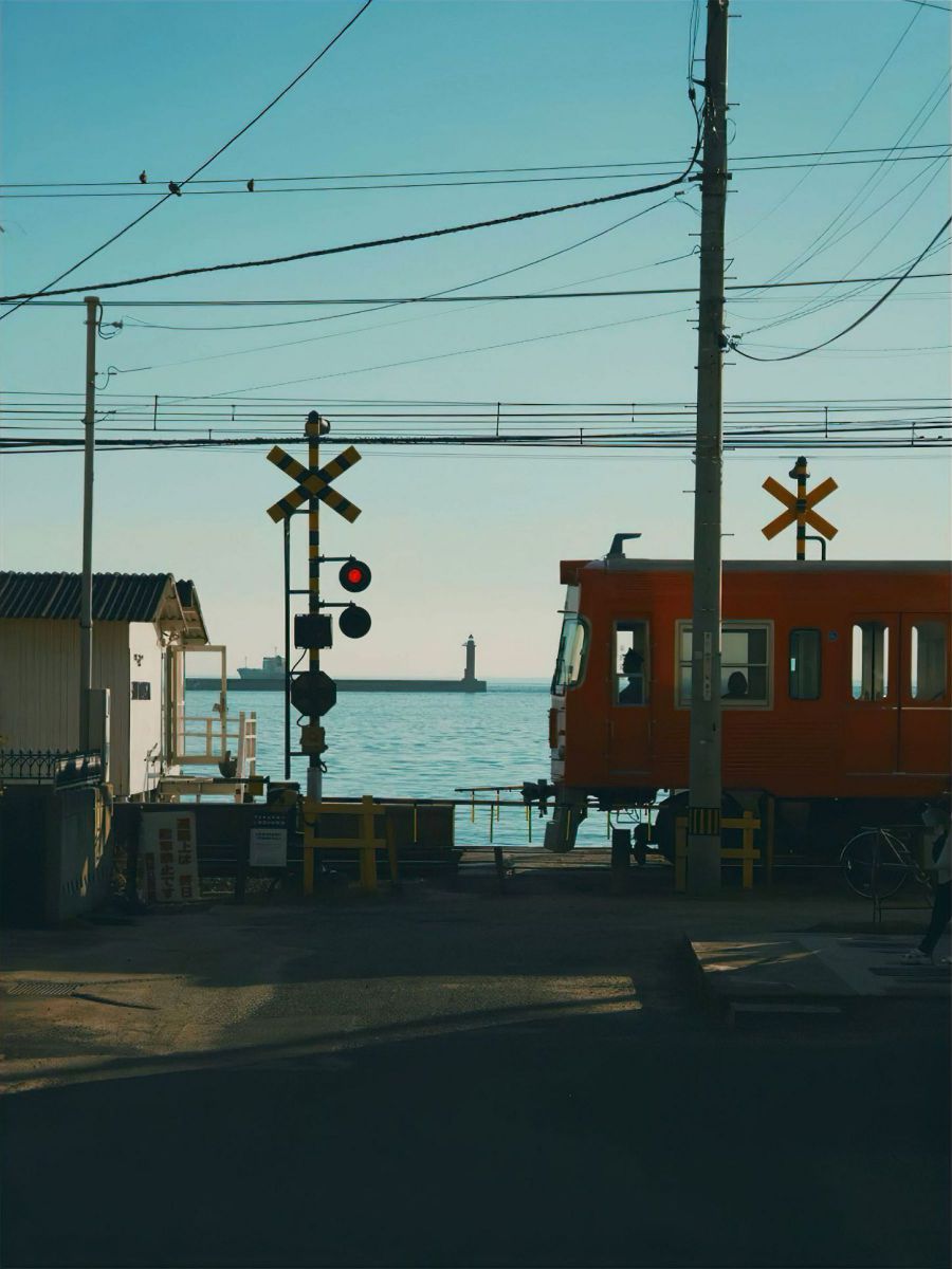 路地裏の小さな踏切の先に | GANREF