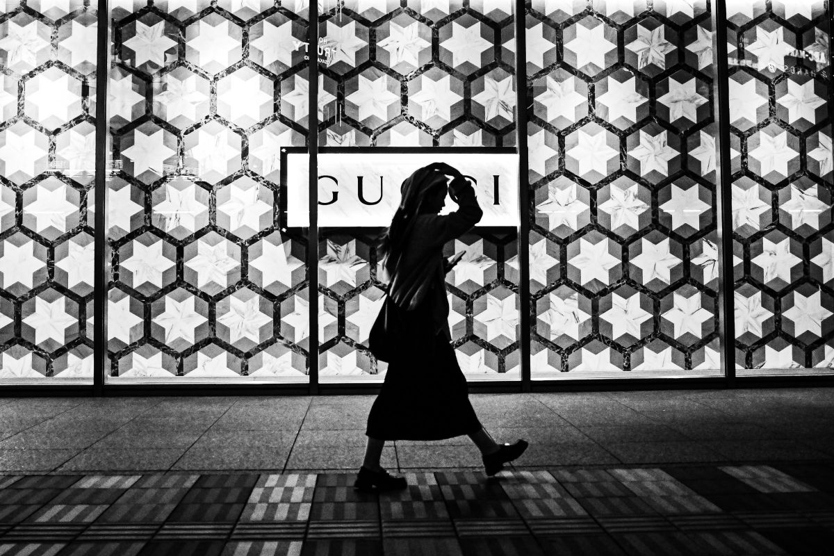 Pass in front of luxury brand stores3 | GANREF