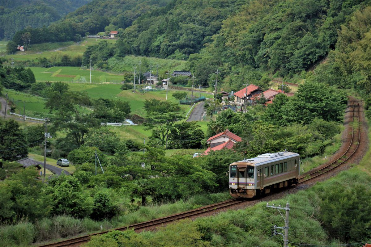 里山を走るキハ120形 | GANREF