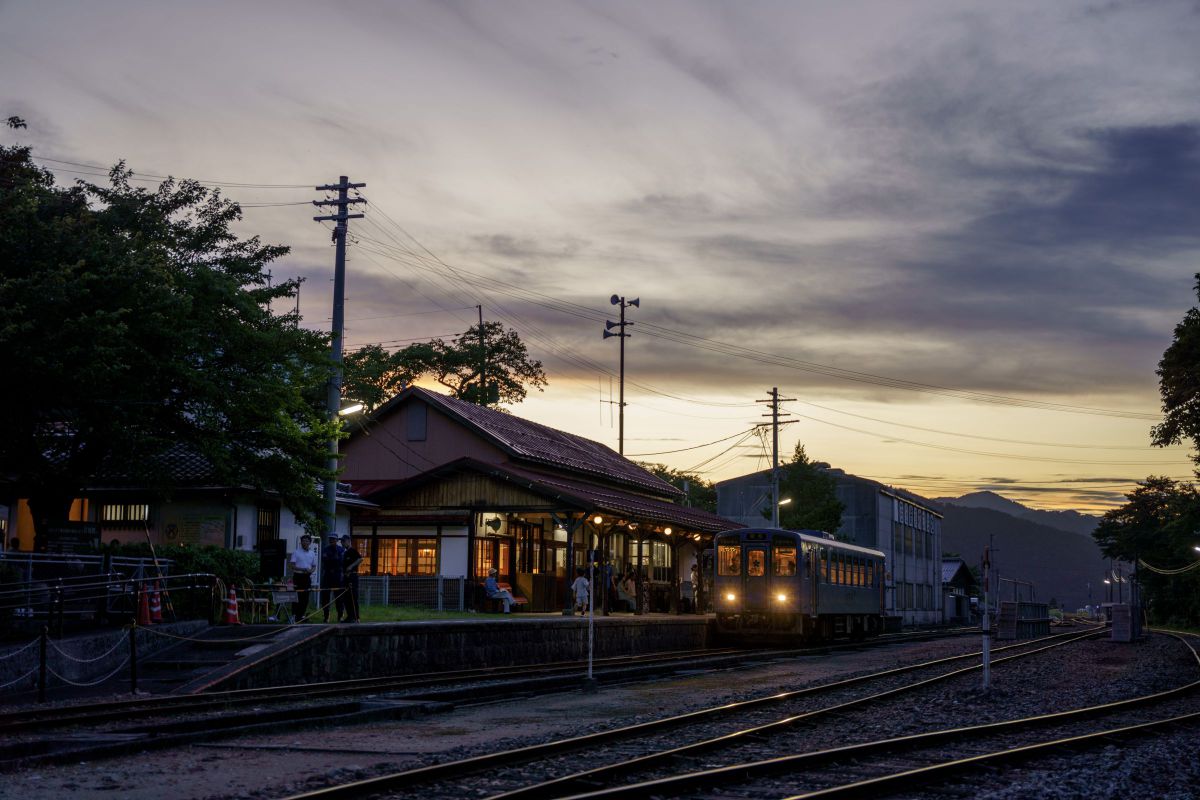 夕暮れ時のローカル線 | GANREF