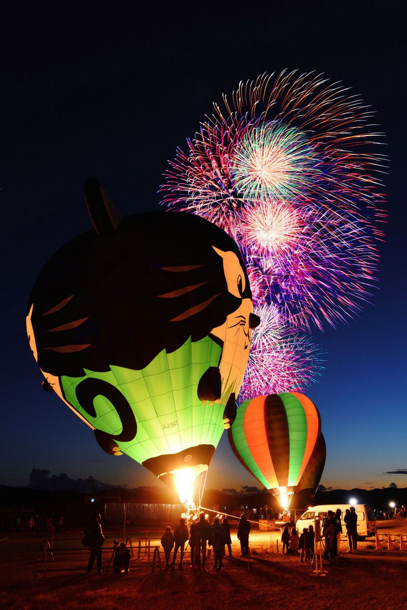 Balloons and fireworks | GANREF