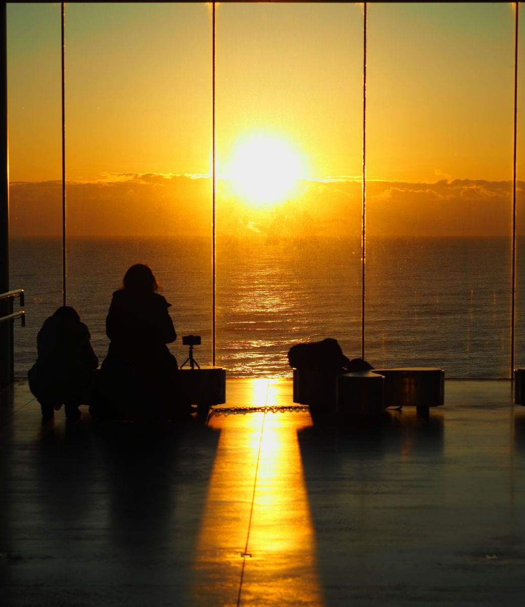 朝日に祈る？：JR日立駅 | GANREF